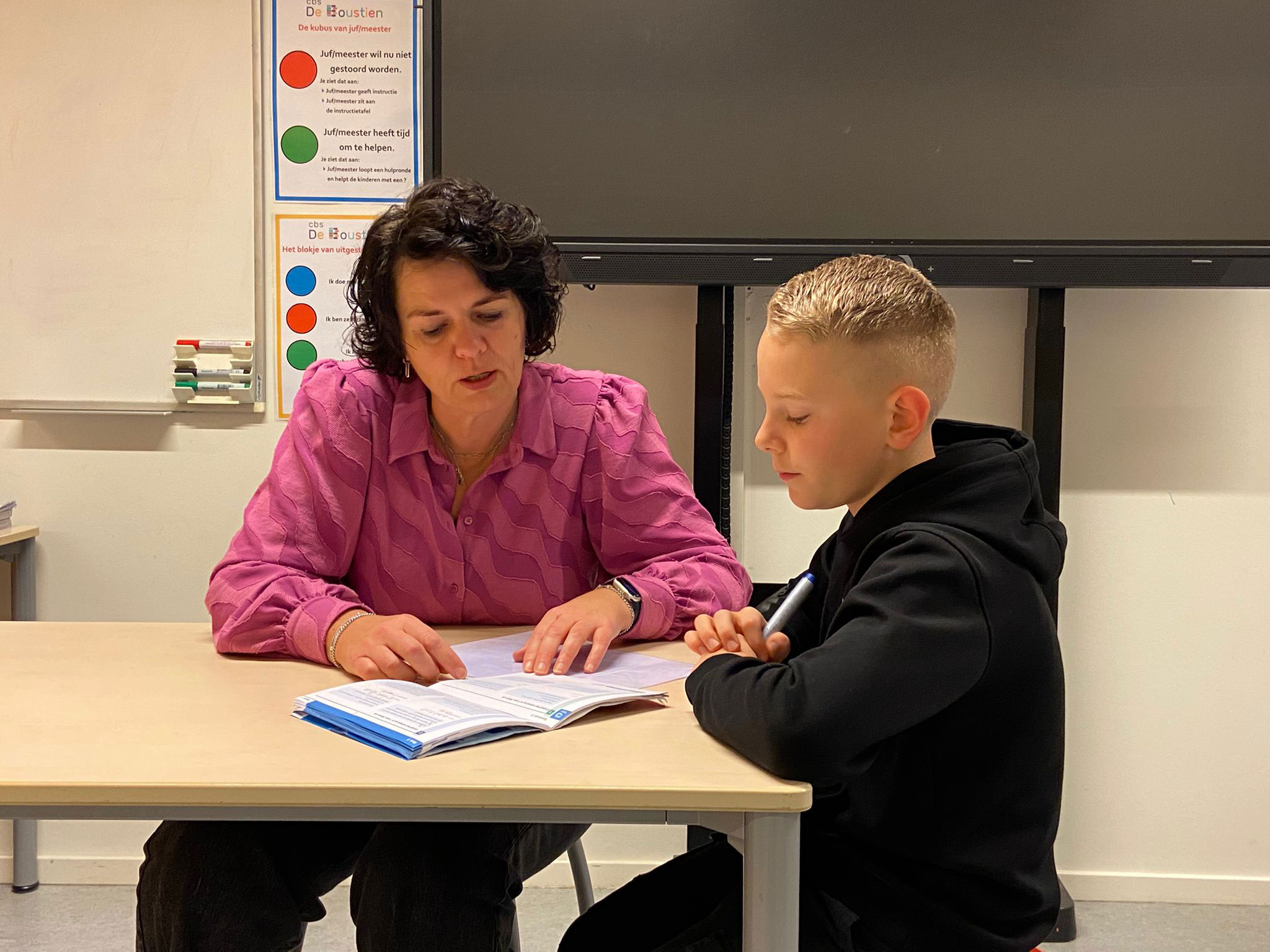 Juf Sytske fan ‘CBS De Boustien’ yn De Westereen - De Westereender